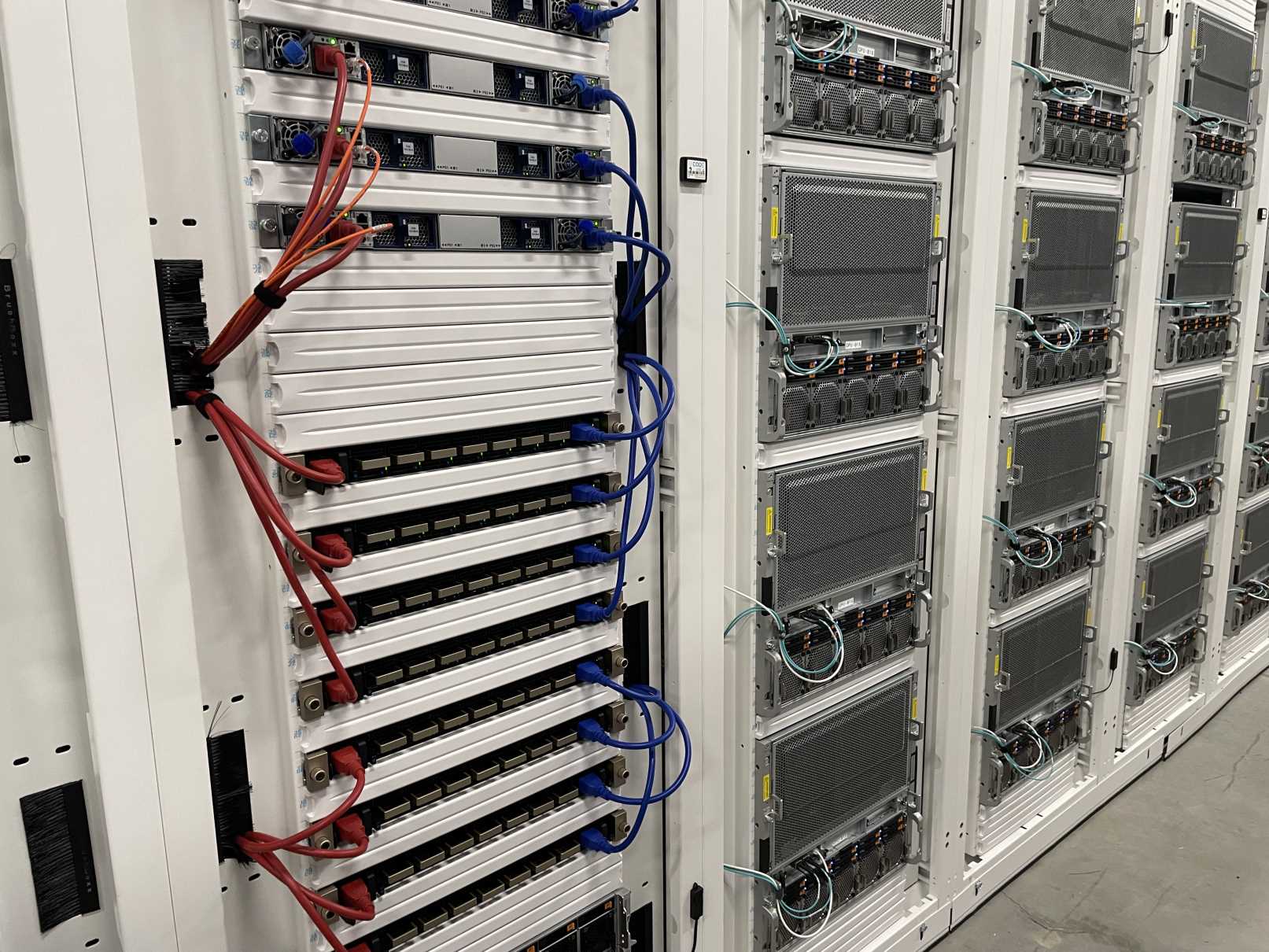 ラムダ、Supermicro NVIDIA Blackwell GPUでAIファクトリーを構築｜Supermicro